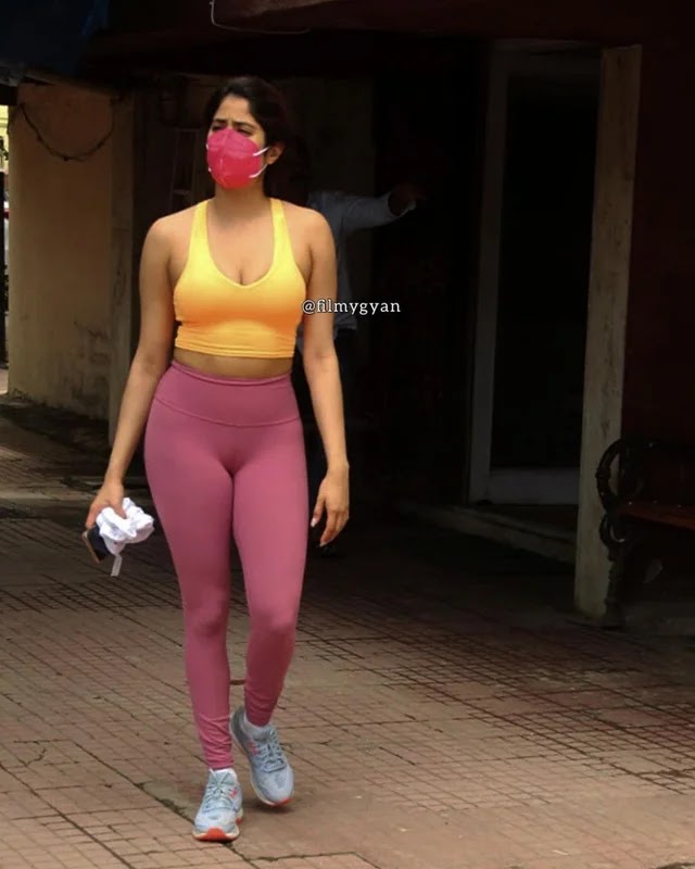 Janhvi Kapoors Camel Toe Exposed In Skin Tight Outfit 10 Pics Filmy19